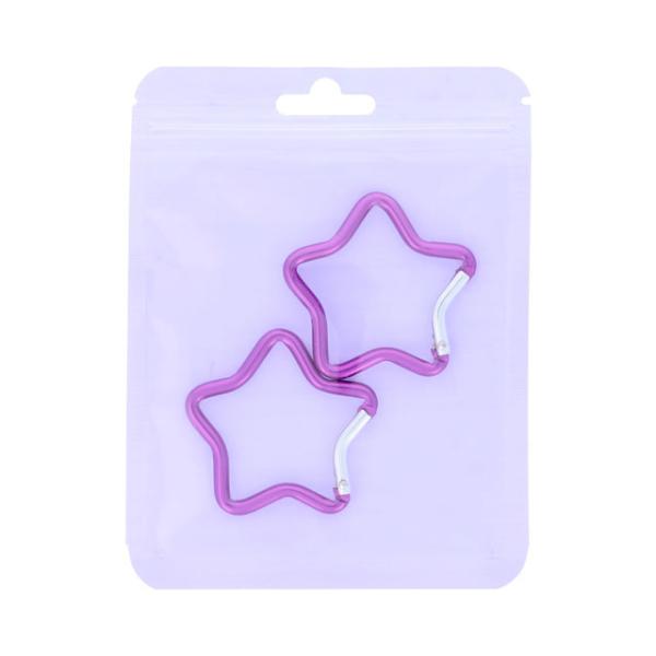 ●素材：アルミニウム●内容：2個入●サイズ：画像参照【商品の詳細】バッグなどの付け外しに便利なカラビナが、推し活をさらに楽しめるキュンと可愛いアイテムになりました。推し色にも合わせやすい6色展開です。