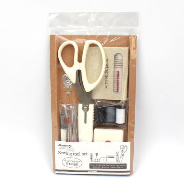 ●セット内容：リッパー、ひも通し、糸通し、糸セット（白・黒・グレー各9m入り）、オートメジャー（1m）、握りはさみ（糸切りはさみ）、裁ちはさみ（約18cm）、針セット（まち針10本、長・中・短針各2本、刺繍針1本）●材質：リッパー/鋼・PP...