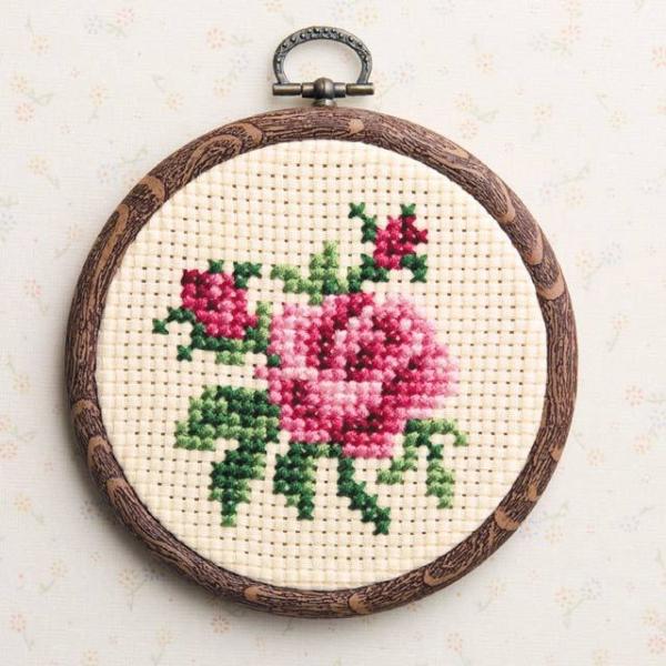 ●セット内容：25番刺しゅう糸、No.3000布 ジャバクロス中目、クロス針、おしゃれフープ、カラー図案付説明書●出来上がりサイズ：額内径約10.5cm●打込目数：9カウント／1インチ・約35目／10cm【商品の詳細】はじめての方でも楽しめ...