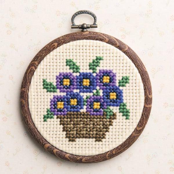 ●セット内容：25番刺しゅう糸、No.3000布 ジャバクロス中目、クロス針、おしゃれフープ、カラー図案付説明書●出来上がりサイズ：額内径約10.5cm●打込目数：9カウント／1インチ・約35目／10cm【商品の詳細】はじめての方でも楽しめ...