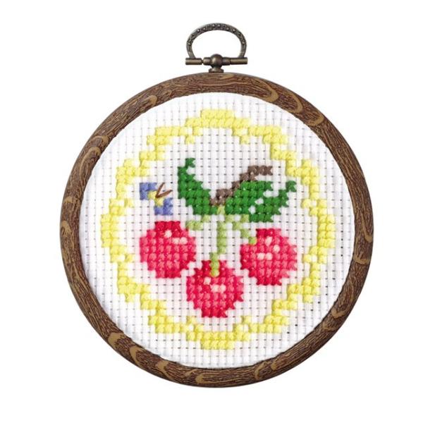 ●セット内容：25番刺しゅう糸、No.3000布〈ジャバクロス中目〉オフホワイト、クロス針、おしゃれフープ、カラー図案付説明書●出来上がりサイズ：額内径10.5cm●打込目数：9カウント／1インチ・約35目／10cm【商品の詳細】はじめての...