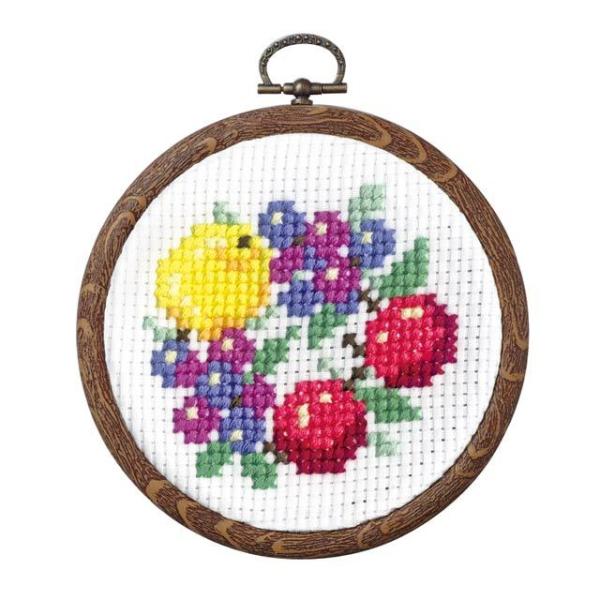 ●セット内容：25番刺しゅう糸、No.3000布 ジャバクロス中目、クロス針、おしゃれフープ、カラー図案付説明書●出来上がりサイズ：額内径約10.5cm●打込目数：9カウント／1インチ・約35目／10cm【商品の詳細】はじめての方でも楽しめ...