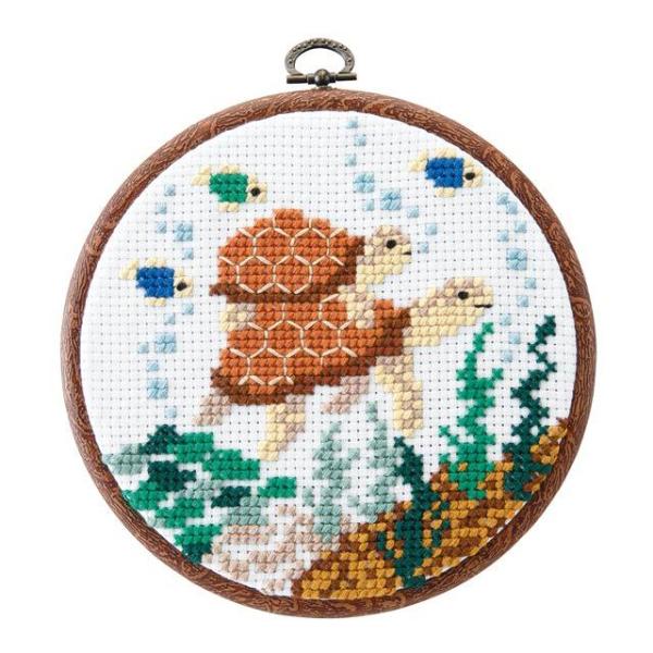 ●セット内容：25番刺しゅう糸、No.3000布 ジャバクロス中目、クロス針、おしゃれフープ、カラー図案付説明書●出来上がりサイズ：額内径約15.5cm●打込目数：9カウント／1インチ・約35目／10cm【商品の詳細】はじめての方でも楽しめ...