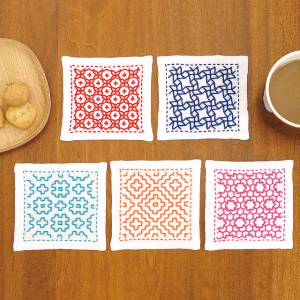 ●5枚1組●セット内容：晒木綿（白）、刺し子糸（5色）、刺し子針、作り方説明書●出来上がりサイズ：各約縦10cm×横10cm※仕立て済みではありません。【商品の詳細】「一目刺し」とは、刺し子の技法のひとつで、一定の針目で縦、横、斜めと同じ方...