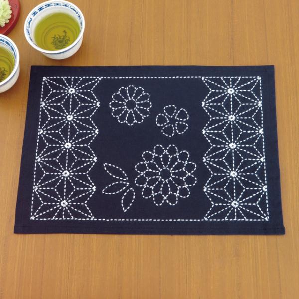 ●セット内容：No.4500刺し子布（紺）、刺し子糸細（白糸使用）、刺し子針、指ぬき、作り方説明書●出来上がりサイズ：約縦24cm×横34cm●仕立て済【商品の詳細】図案は布にプリント済みなので、すぐに始められるキットです。