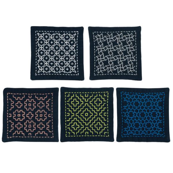 ●5枚1組●セット内容：晒木綿（藍）、刺し子糸（5色）、刺し子針、作り方説明書●出来上がりサイズ：各約縦10cm×横10cm※仕立て済みではありません。【商品の詳細】「一目刺し」とは、刺し子の技法のひとつで、一定の針目で縦、横、斜めと同じ方...