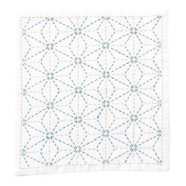 ●セット内容：防臭ガーゼ（綿100％／スリット糸ミューファン使用　※抗菌・防臭機能）、25番刺しゅう糸、刺し子針、作り方説明書●出来上がりサイズ：約縦20cm×横20cm【商品の詳細】3重ガーゼを贅沢に使用した刺し子のハンカチ「iine」図...