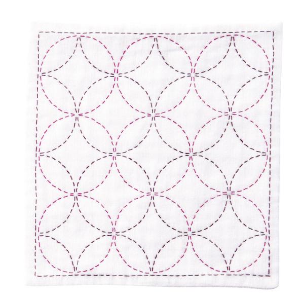 ●セット内容：防臭ガーゼ（綿100％／スリット糸ミューファン使用　※抗菌・防臭機能）、25番刺しゅう糸、刺し子針、作り方説明書●出来上がりサイズ：約縦20cm×横20cm【商品の詳細】3重ガーゼを贅沢に使用した刺し子のハンカチ「iine」図...