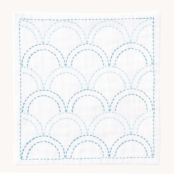 ●セット内容：防臭ガーゼ（綿100％／スリット糸ミューファン使用　※抗菌・防臭機能）、25番刺しゅう糸、刺し子針、作り方説明書●出来上がりサイズ：約縦20cm×横20cm【商品の詳細】3重ガーゼを贅沢に使用した刺し子のハンカチ「iine」図...