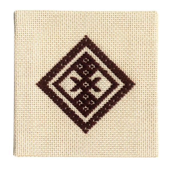 ●セット内容：こぎん糸（色糸使用）、No.1100布コングレス（ベージュ）、こぎん針、図案付説明書●打込目数：18カウント／1インチ・約70目／10cm●出来上がりサイズ：約縦10cm×横10cm※仕立て済みではありません。【商品の詳細】は...