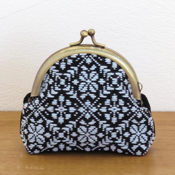 ●セット内容：こぎん糸、No.1100布コングレス（黒）、裏布、口金丸型、紙ひも、こぎん針、図案付説明書●打込目数：18カウント／1インチ・約70目／10cm●出来上がりサイズ：約縦10cm×横12cm×まち3cm【商品の詳細】日本の伝統刺...