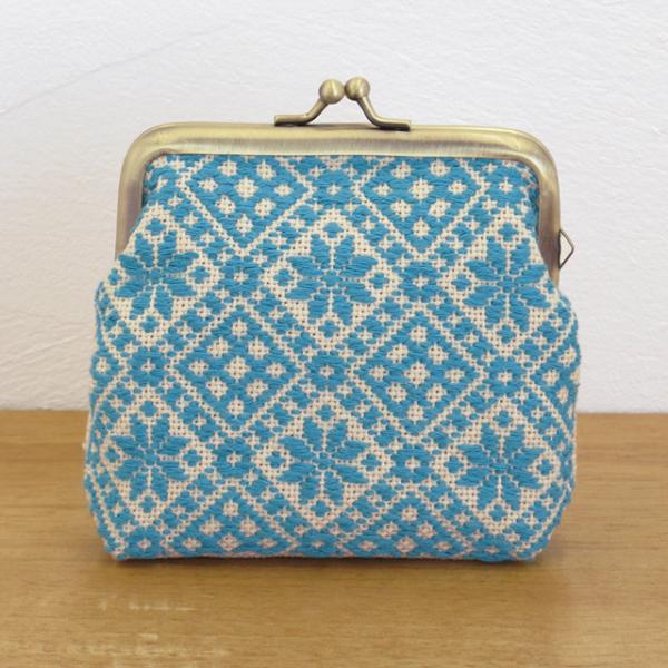 ●セット内容：こぎん糸、No.1100布コングレス（ベージュ）、裏布、口金角型、紙ひも、こぎん針、図案付説明書●打込目数：18カウント／1インチ・約70目／10cm●出来上がりサイズ：約縦11.5cm×横13cm×まち3cm【商品の詳細】日...