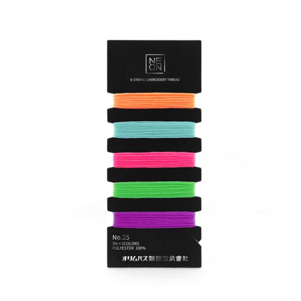 ●素材：ポリエステル100％●容量：3m×5色●番手（太さ）：25番●タイプ：ネオンカラー●パッケージサイズ（約）：高さ18cm×幅7cm×厚み0.5cm【商品の特徴】ネオン感のある圧倒的発色、柔らかく糸すべりの良い刺し心地の刺繍糸25番糸...
