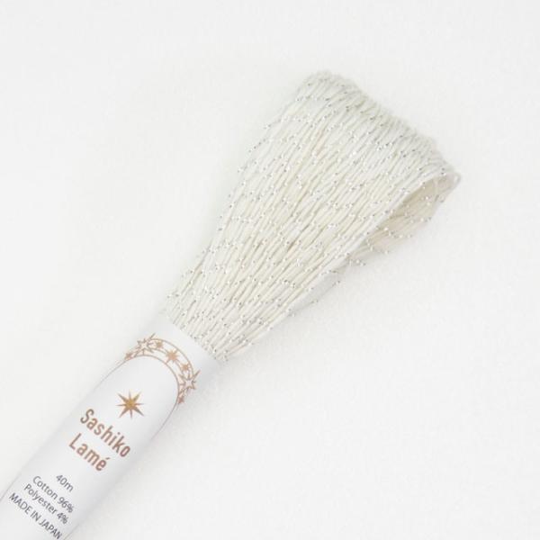 ●素材：綿96％、ポリエステル4％●容量：1かせ（約40ｍ）【商品の特徴】いつもの刺し子とは少し違った特別な作品を作りたい、そんなあなたへ贈る刺し子糸「Sashiko Lame」。ひと目刺すごとに輝きが現れるような上品なラメ糸で、伝統柄はも...