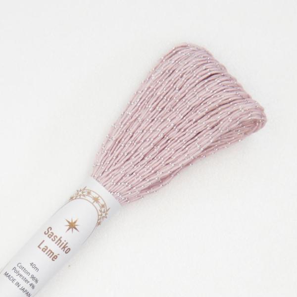 ●素材：綿96％、ポリエステル4％●容量：1かせ（約40ｍ）【商品の特徴】いつもの刺し子とは少し違った特別な作品を作りたい、そんなあなたへ贈る刺し子糸「Sashiko Lame」。ひと目刺すごとに輝きが現れるような上品なラメ糸で、伝統柄はも...