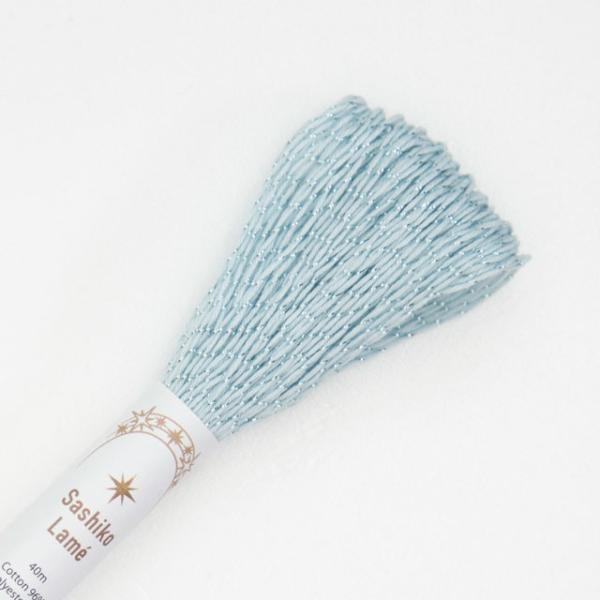 ●素材：綿96％、ポリエステル4％●容量：1かせ（約40ｍ）【商品の特徴】いつもの刺し子とは少し違った特別な作品を作りたい、そんなあなたへ贈る刺し子糸「Sashiko Lame」。ひと目刺すごとに輝きが現れるような上品なラメ糸で、伝統柄はも...