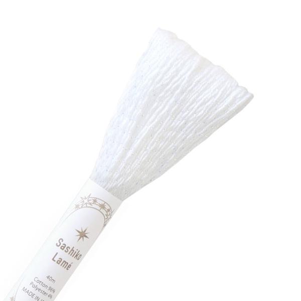 ●素材：綿96％、ポリエステル4％●容量：1かせ（約40ｍ）【商品の特徴】いつもの刺し子とは少し違った特別な作品を作りたい、そんなあなたへ贈る刺し子糸「Sashiko Lame」。ひと目刺すごとに輝きが現れるような上品なラメ糸で、伝統柄はも...