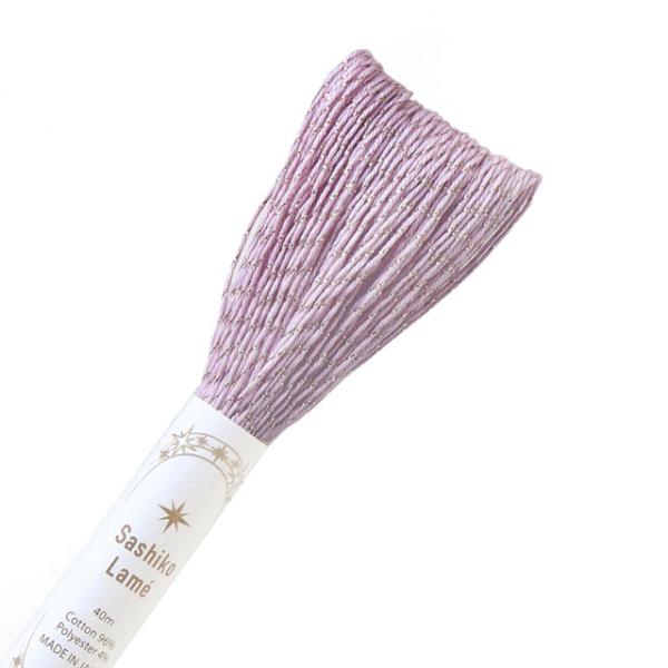 ●素材：綿96％、ポリエステル4％●容量：1かせ（約40ｍ）【商品の特徴】いつもの刺し子とは少し違った特別な作品を作りたい、そんなあなたへ贈る刺し子糸「Sashiko Lame」。ひと目刺すごとに輝きが現れるような上品なラメ糸で、伝統柄はも...