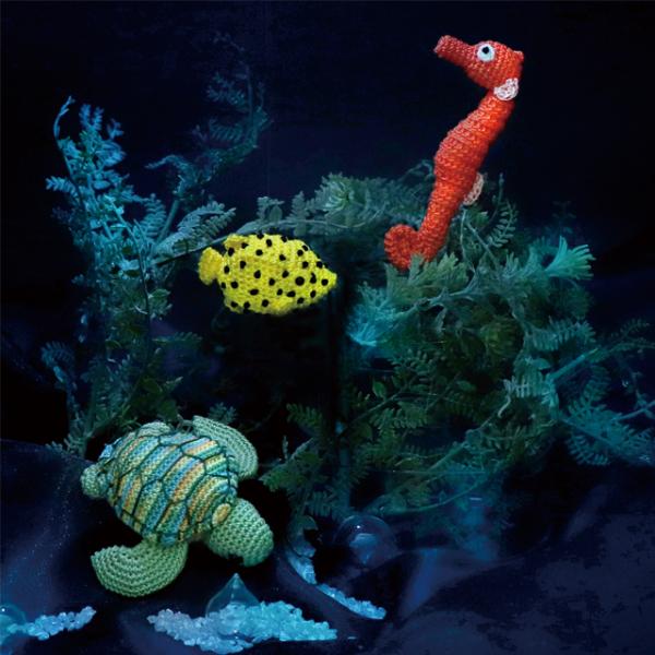 ●素材：レース糸…綿100％、手芸用綿…ポリエステル100％●セット内容：エミーグランデ、手芸用綿、目ボタン、作り方説明書●用意するもの：2/0号かぎ針、とじ針、はさみ、縫い糸、縫い針●出来上がりサイズ：タツノオトシゴ　縦11cm×横4cm...