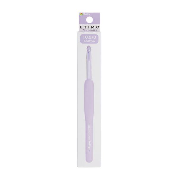 ●材質：針：アルミニウム/柄：エラストマー●サイズ：10.5/0号（6.5mm）●内容：1本【商品の詳細】日本の伝統色、紫をまとったかぎ針「エティモ ムラサキ」。かぎ先は艶のある淡い紫色。クッショングリップは、サイズごとに並べると色の変化を...