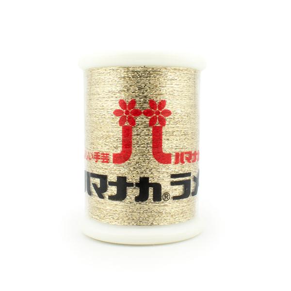 ●素材：ナイロン65％、ポリエステル35％●容量：1巻約500m【商品の説明】一緒に編むだけで、ラメ入りの華やかな仕上がりになるラメ糸です。お手持ちの毛糸と一緒に編むことで、簡単にラメ入りの仕上がりに。細い糸なので、編み針の号数を変えずにそ...