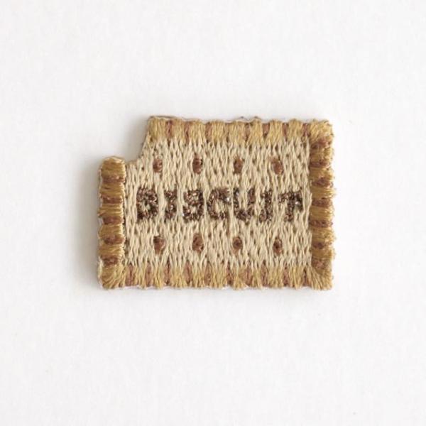 ＜アイロン接着アップリケ＞●サイズ：画像参照●主要素材：表糸 レーヨン・ナイロン　裏糸 ポリエステル　基布 ポリエステル　接着フィルム ポリアミド系樹脂【商品の詳細】ベビーへの贈り物や、お子様の入園入学アイテムのワンポイントとしてご使用頂け...