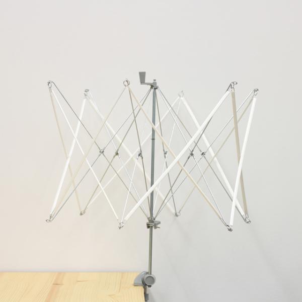 【商品の詳細】白いすっきりとしたデザインのかせくり器。かせ糸を玉に巻くのはもちろん、玉に巻いてある糸を、上部のハンドルを回してカセ状に巻きとるのにも便利です。 一緒にお使いいただくと便利な玉巻器とカラーを合わせています。