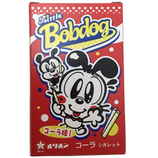 駄菓子の定番、ココアシガレットの姉妹品です。棒状のラムネはコーラ味です。ひと箱6本入です。夢の駄菓子大人買いや、ビンゴゲームなどの景品にぜひ!