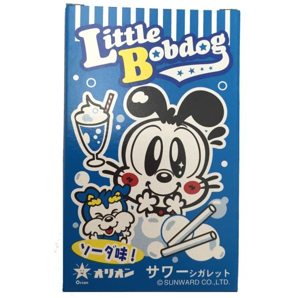駄菓子の定番、ココアシガレットの姉妹品です。棒状のラムネはサイダー味です。ひと箱6本入です。夢の駄菓子大人買いや、ビンゴゲームなどの景品にぜひ!