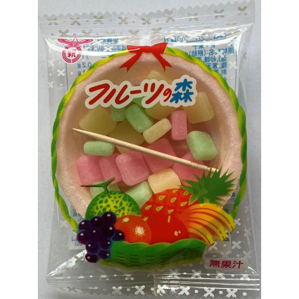 水飴を原料とした餅飴と言われる不思議な食感の駄菓子です。付属の爪楊枝で刺して食べる駄菓子で、ほんのりとした優しい甘さが特徴です。