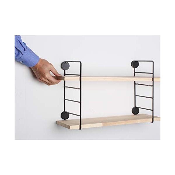 色：ブラックサイズ：ショート棚板を固定しないから、高さや枚数の変更も簡単!市販の棚板を30cm幅の板を半分にカットすればOK!取付けは下地が石膏ボード対応です。パッケージ内容:ワイヤーシェルフ1 取付ユニット2 クロスピン4シェルフにするに...