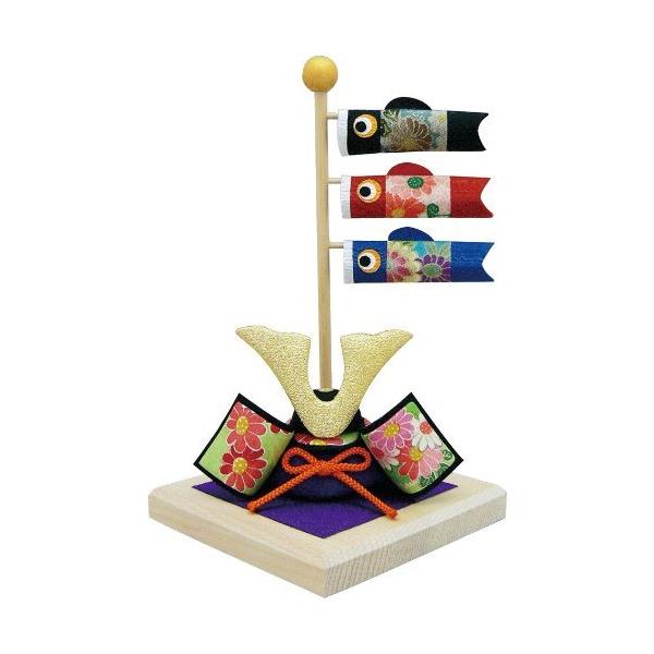白木の台に和柄の兜、その上には３匹の鯉幟が泳いでいる可愛らしいお飾りです製産の都合上、生地の色柄の出方は製品によって異なりますレーヨンちりめん・レーヨン・金襴・天然木幅15.5ｃｍ x 奥行15.5ｃｍ x 高さ20ｃｍおもちゃ:季節用品:...