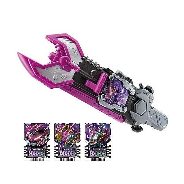 『仮面ライダーガッチャード』より、カードをセットして変身 「DXヴァルバラッシャー」が登場 ボタンを押しながらスロットを展開 ライドケミートレカをスロットにセットすると、カード名と変身待機音が発動 スロットを収納してトリガーを引くと、LED...