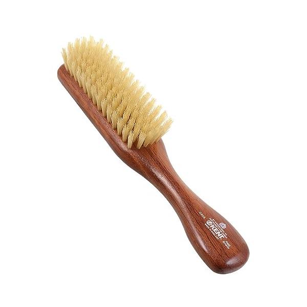 とても柔らかいブラシで、薄毛の方、肌のデリケートな方、髪質が細めの方におすすめ高級豚毛が静電気の発生を抑え、髪への負担を軽減天然オイルを行きわたらせて髪の毛一本一本に栄養を与えて、美しいツヤを出させるあえて不揃いにカットされたブラシが髪を根...