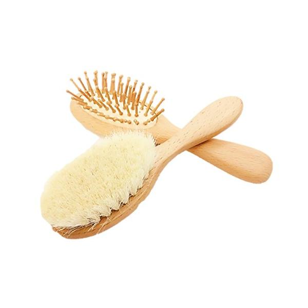 1.たいへん柔らかい山羊毛を使用、高級感あふれる仕上がりに。ヘアブラシにも使われる山羊毛は、新生児の細い毛髪や柔らかい頭皮を優しくケア出来ます。赤ちゃん こども の繊細な肌にも安心です。2.新生児の頭皮はデリケート。沐浴後は肌も敏感になって...