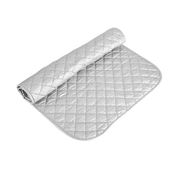 サイズ 85*48cm  重さ  170g  色 シルバー  材質  銀コーティング、綿持ち運びに便利なアイロンマットです。表面は銀メッキコーティングを施しており、耐熱、汚れに強く作られております。中綿に綿生地もはいっていますので、台を傷つ...