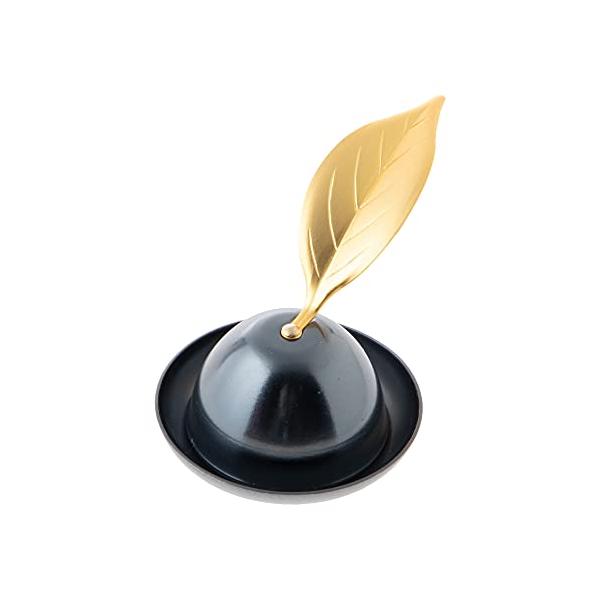 色：1) 木の葉 金ろうそくの炎を吹き消さずに、かぶせるだけで火が消せるろうそく消しです。コンパクトなサイズなので、通常のお仏壇はもちろん、リビングやステージ仏壇に置いても邪魔をせずご使用いただけます。ゴールド、シルバーの2色とも落ち着いた...