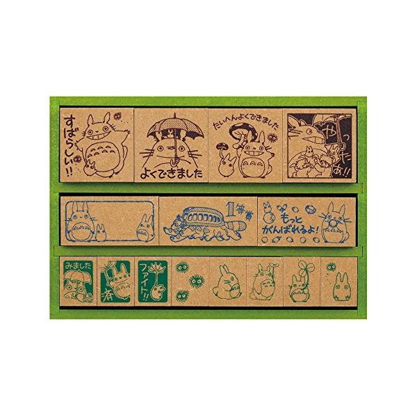 となりのトトロのメッセージつきスタンプが15個も入ったデラックスセット。サイズは3種類です。側面にプリント入りの木製収納BOXに入ったスタンプ。持っているだけでも楽しめます。 捺印サイズ・入数 30*30mm/4個、20*45mm/3個、2...