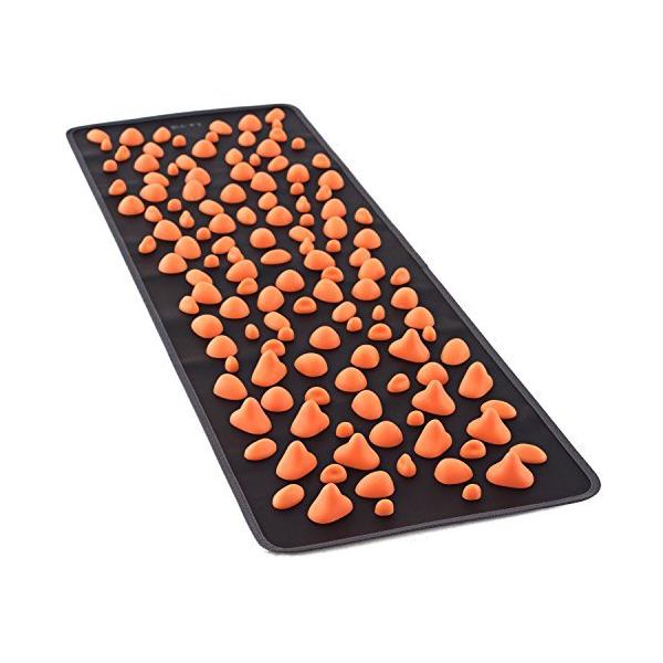 激痛足ツボマット。痛すぎ注意  「足裏いてーよ」のロングバージョンです。6種類の大きさの突起が足裏のツボを刺激します。普通の足つぼマットでは物足りなくなってしまった方や、青竹踏みだと物足りない方におすすめ。軽量でコンパクトに折りたたみもでき...