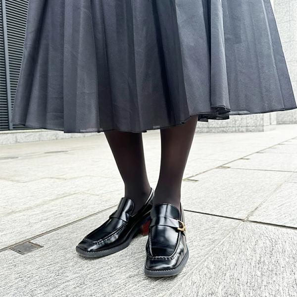 ・ストレッチ性が高いハイマルチヤーンで編み上げた肌あたりが柔らかくやさしい履き心地のプレーンタイツ。・履き口にゴムを使わずストレッチヤーンのみで幅広く編み上げているのでウエストラインを締め付けずスッキリとホールド。・ウエストの窮屈感が軽減さ...