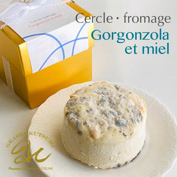 フランス産クリームチーズとシャンパーニュ産フロマージュブランをブレンドして、蜂蜜だけで甘みをつけたクリーミーでコクのあるふんわりスフレチーズケーキに、力強い青カビチーズ「ゴルゴンゾーラ」を散らして焼き上げました。　カカオたっぷりのショコラシ...