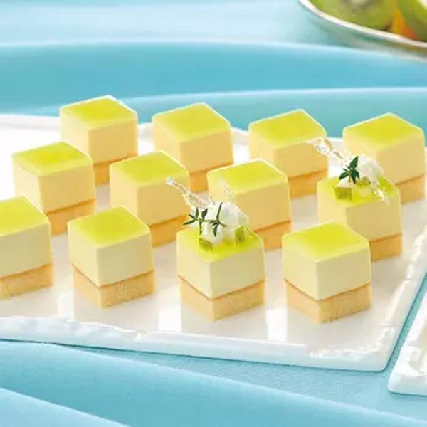 【地域限定送料無料】(※北海道・沖縄・一部離島等除く) 業務用食品山形県天童産ラ・フランスピューレを使用した、口溶けなねらかなカット済みケーキです。皮ごとすりつぶしたピューレを使用することで、ラ・フランスそのものの風味や味わいに仕上げました...