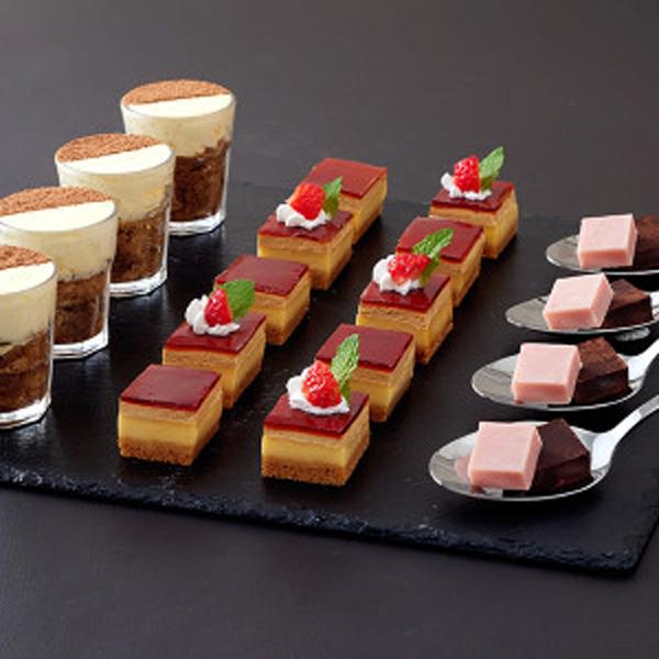 【地域限定送料無料】(※北海道・沖縄・一部離島等除く) 業務用食品人気のプリンをケーキにしました。4層の高級感のある見た目です。（プリン、ナパージュ、カラメルスポンジ、キャラメルムース）フリーカットのため幅広いシーンで提供できます。冷凍のま...