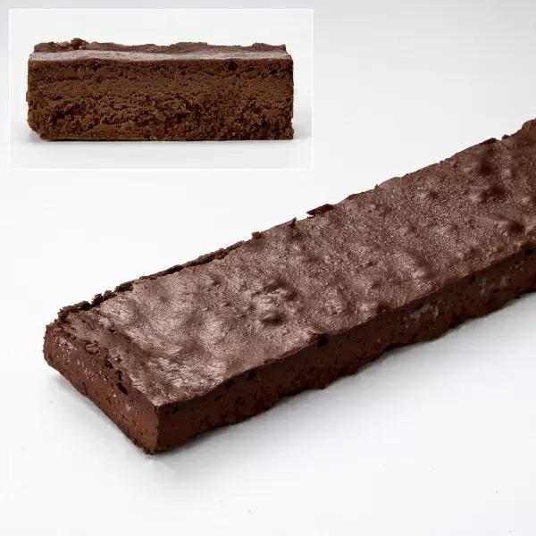 ほろ苦い本格スイートチョコレートをたっぷり煉りこんでスイート&amp;ビターな大人テイストに仕上げました。しっとりとした食感と濃厚な味わいです。生クリームやベリー系ピューレ、ジャムとの相性は抜群です。＜アレルゲン＞小麦、卵、乳、大豆冷蔵庫で...