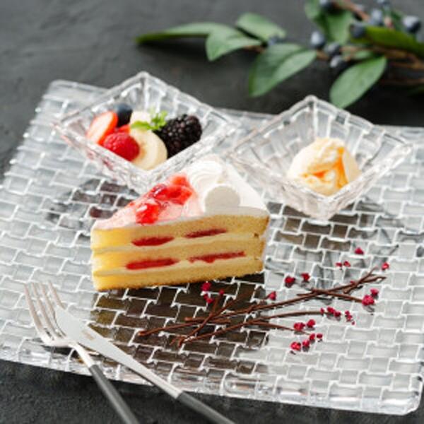 【地域限定送料無料】(※北海道・沖縄・一部離島等除く) 業務用食品濃厚なカスタードホイップとあまおう苺のソースをサンド。天面に苺ダイスをちりばめた、甘酸っぱい苺たっぷりの贅沢なショートケーキです。＜アレルゲン＞小麦、卵、乳、大豆■内容量：3...