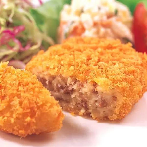 【地域限定送料無料】(※北海道・沖縄・一部離島等除く) 業務用食品揚げたてのサクッとした食感が味わえるコロッケです。調理後時間がたっても、サクッとした揚げたての食感を保ちます。北海道産のじゃがいもだけを使用しています。セルフ売場で使いやすい...