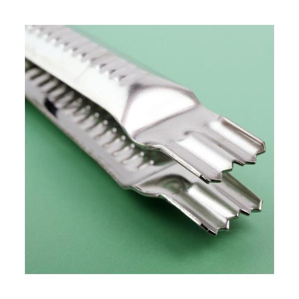 パソコンの方はこのまま下にスクロールすると商品の詳細が確認できます。スマートフォンの方は、↓『商品情報をもっと見る』を押して詳細やサイズの確認ができます。