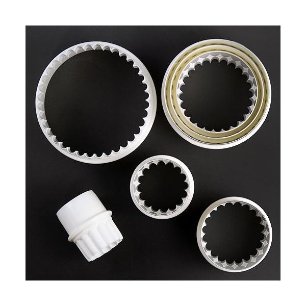 パソコンの方はこのまま下にスクロールすると商品の詳細が確認できます。スマートフォンの方は、↓『商品情報をもっと見る』を押して詳細やサイズの確認ができます。