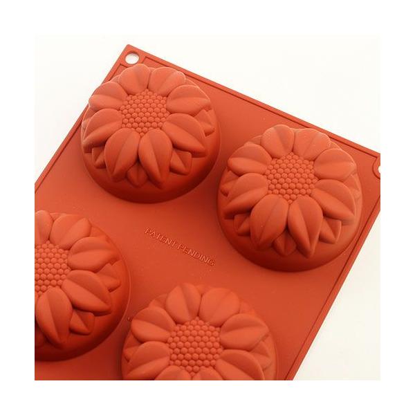 パソコンの方はこのまま下にスクロールすると商品の詳細が確認できます。スマートフォンの方は、↓『商品情報をもっと見る』を押して詳細やサイズの確認ができます。