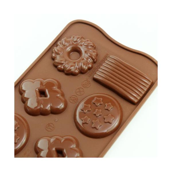 パソコンの方はこのまま下にスクロールすると商品の詳細が確認できます。スマートフォンの方は、↓『商品情報をもっと見る』を押して詳細やサイズの確認ができます。